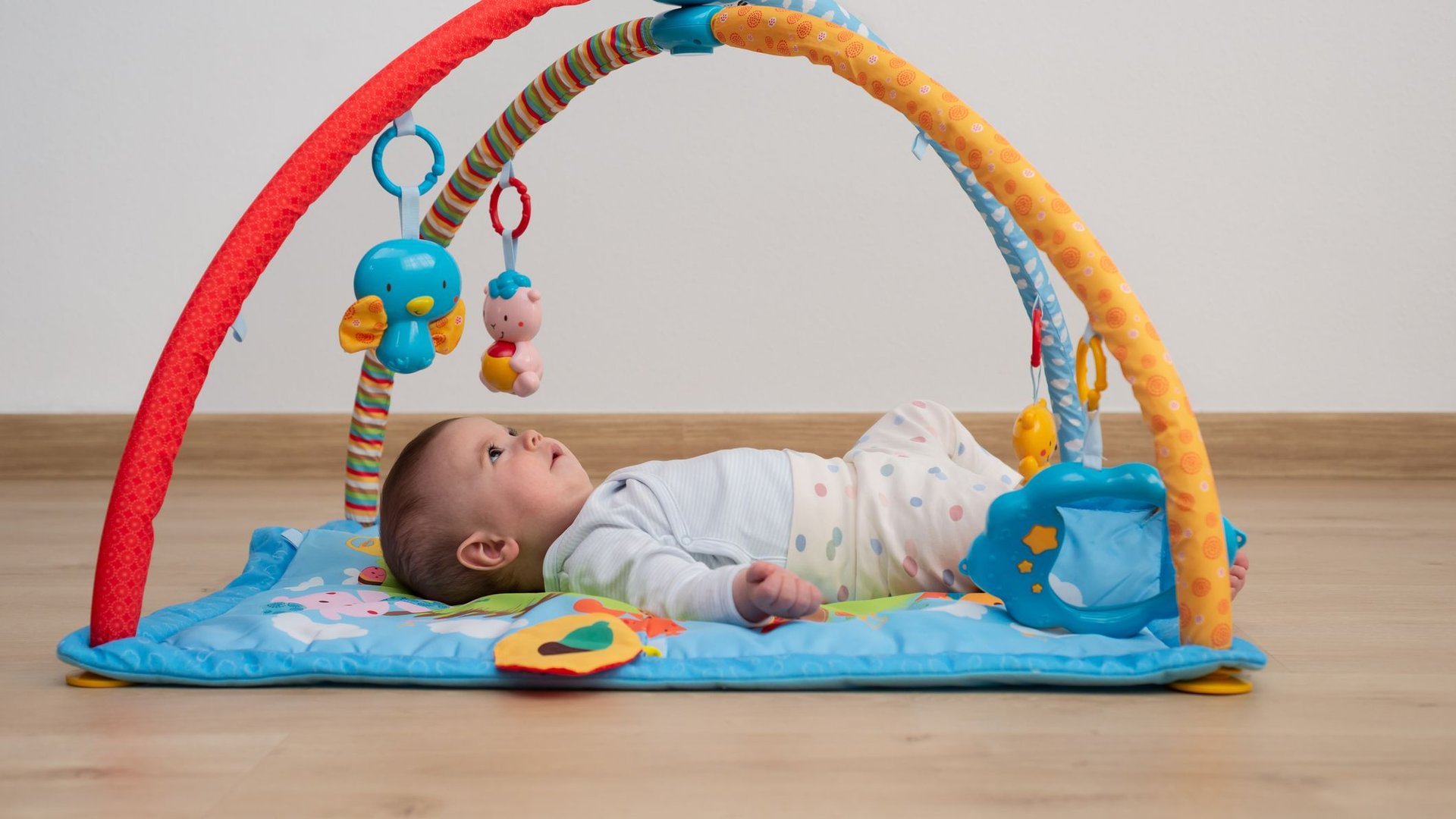 Spielbogen fürs Baby: Diese 5 Modelle sind schön & sicher