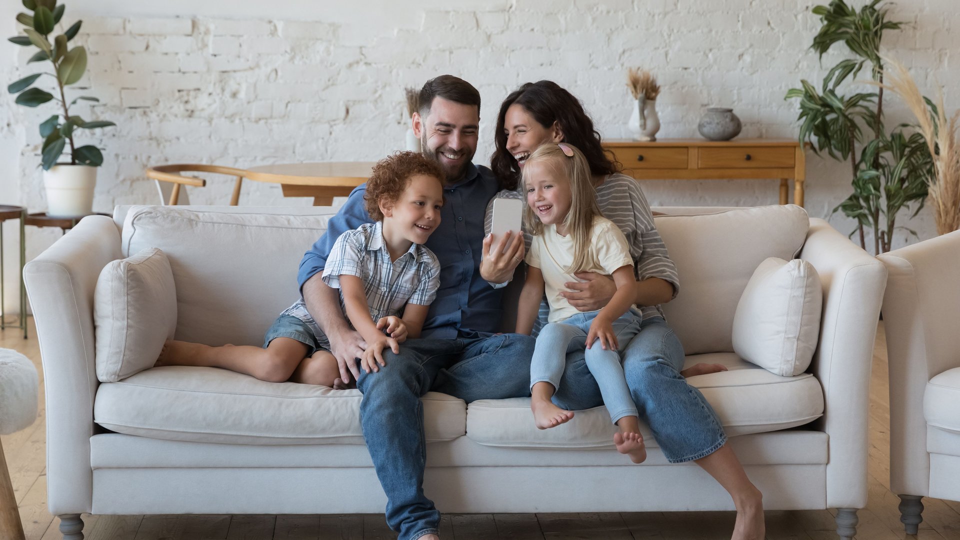 Macht euer Sofa zum Komfort-Paradies: Clevere Gadgets für die Couch