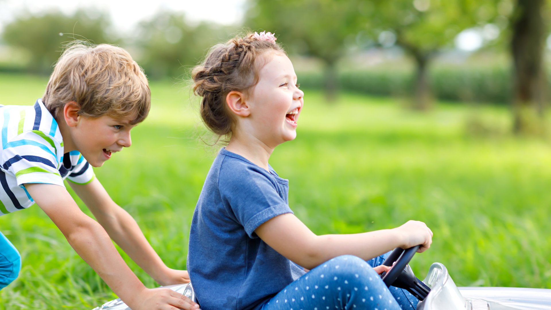 Freundschaft bei Kindern: Warum Beziehungen zu Gleichaltrigen wichtig sind