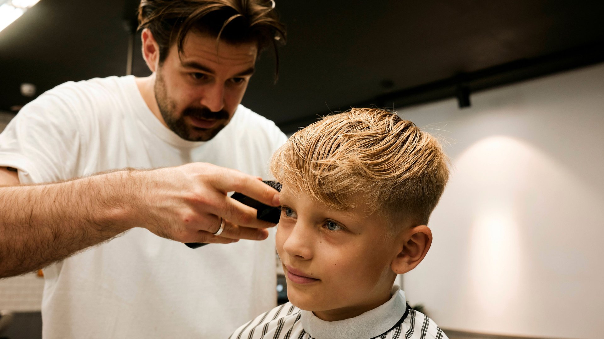 Die schönsten 10 trendigen Frisuren für Jungs ab 12