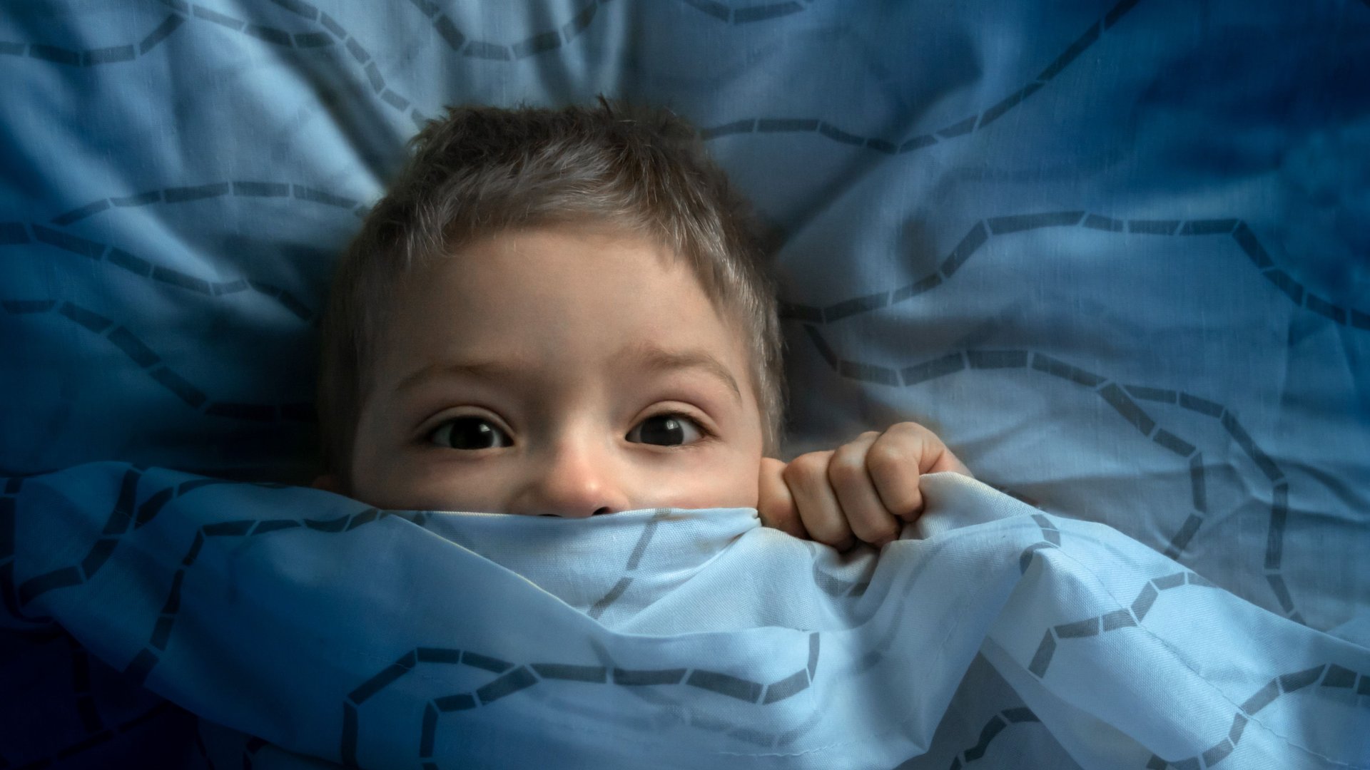 Kind hat Angst im Dunkeln und wacht auf: 6 Tipps für ruhigen Schlaf