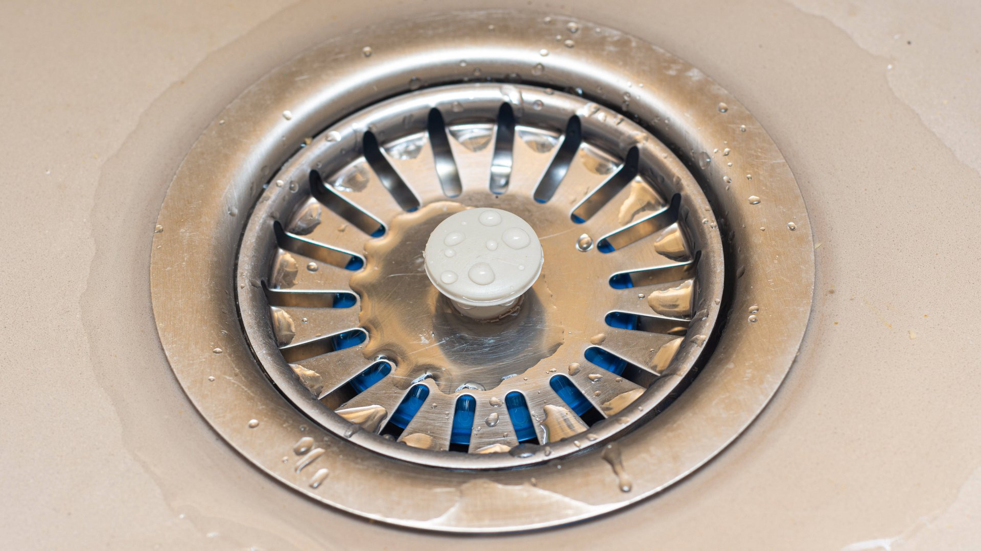 Dieser einfache Trick macht deinen Badewannenabfluss wieder frei – ganz ...