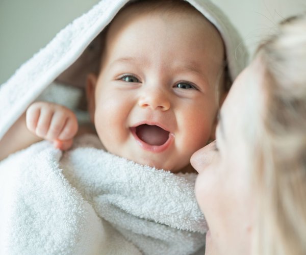 Baby streckt Zunge raus: 15 mögliche Ursachen