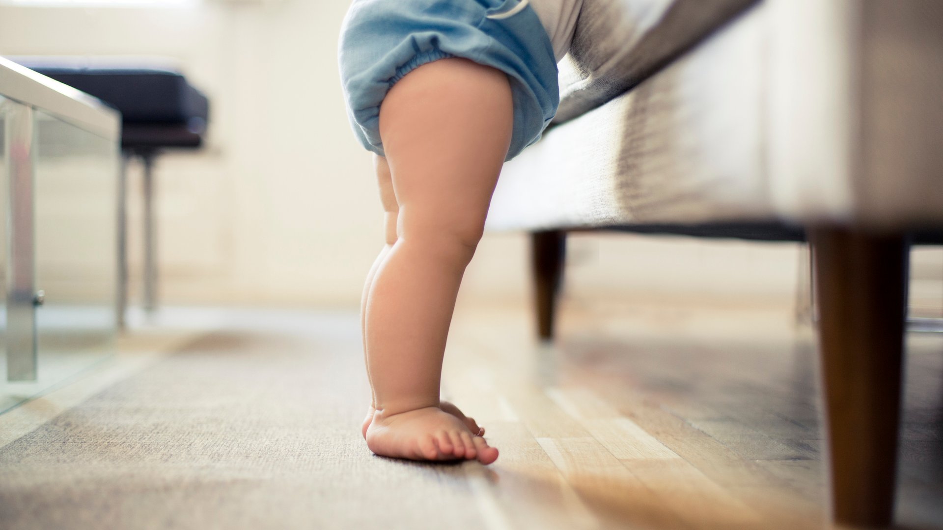 Ab wann können Babys stehen? Eltern-Wissen