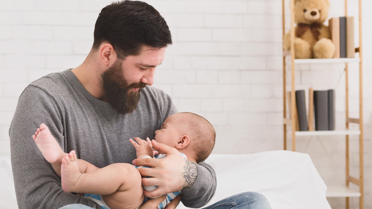 Können Männer stillen? Fakten und Tipps zu Väter und Stillen