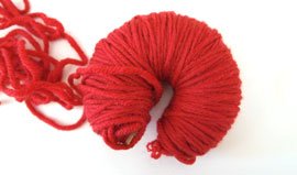 Pompon selber machen: Schnell & einfach bunte Bommel basteln