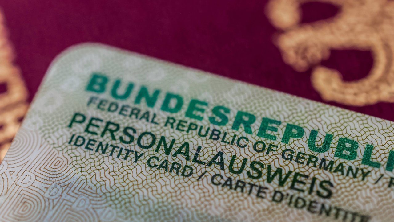 Das steckt wirklich hinter den Codes auf dem Personalausweis