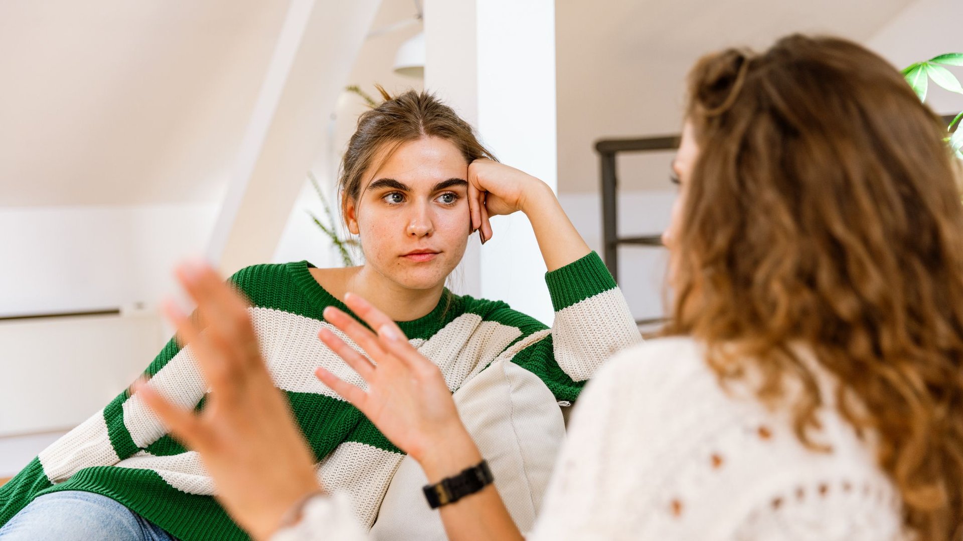 Vermeide diese 4 Gesprächsfehler, wenn du sympathischer rüberkommen willst