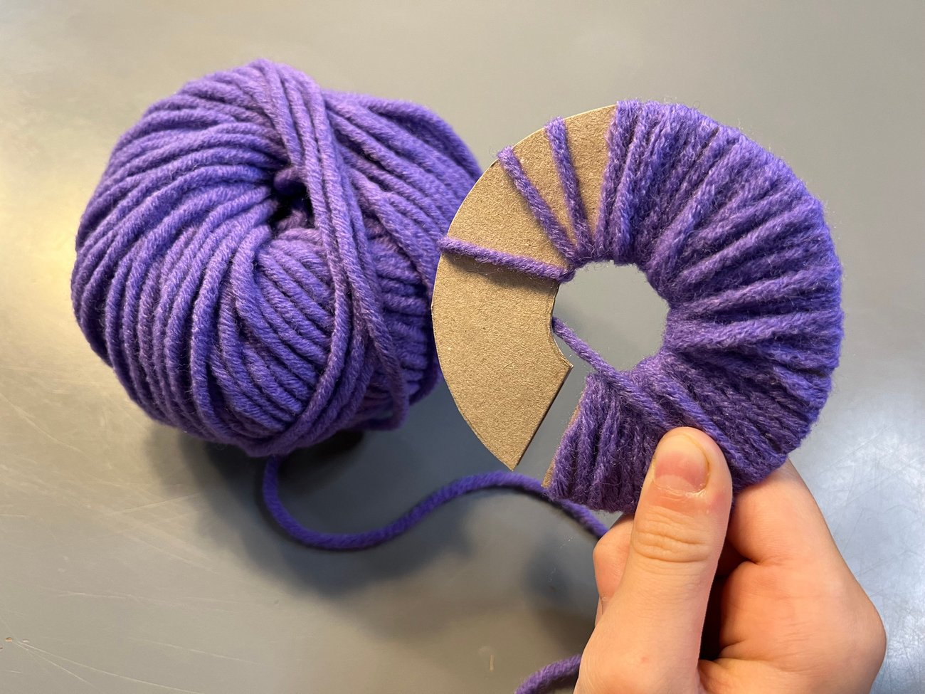 Pompons selber machen: Step-by-Step-Anleitung