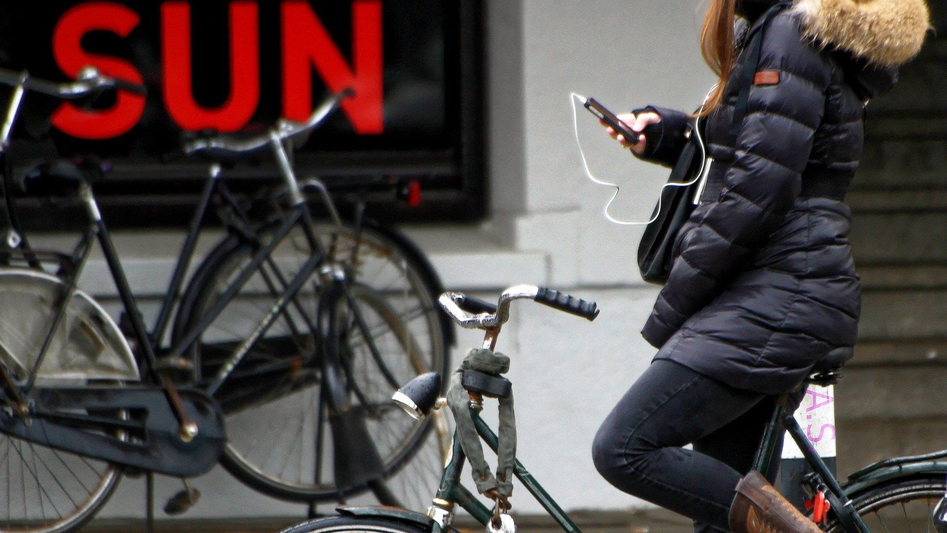 Wunderschne Handy Beim Fahrradfahren Bilder