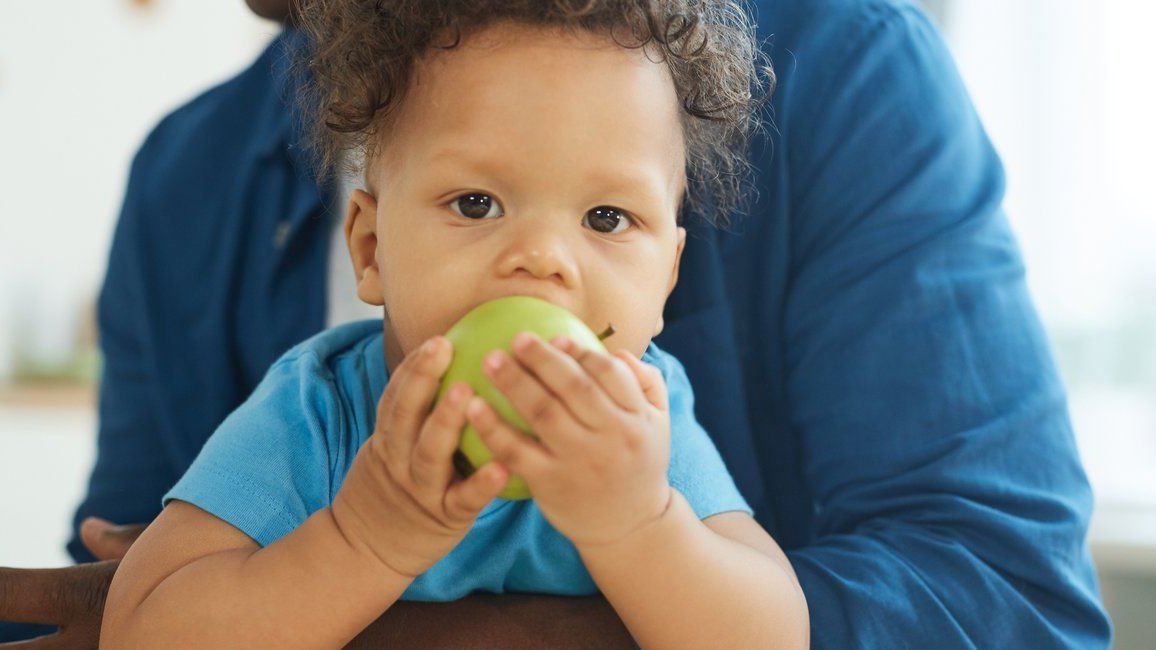Apfel Baby: Ab wann und wie eignet sich das Obst?