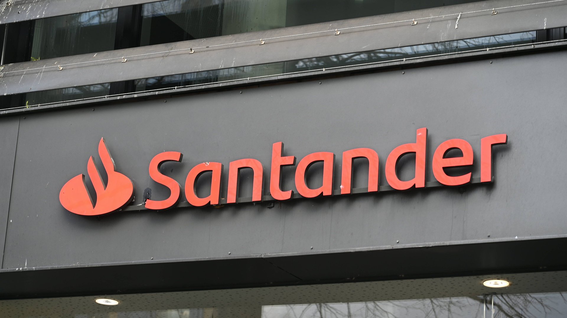 Santander Bank Hotline: So erreicht ihr den Kundenservice