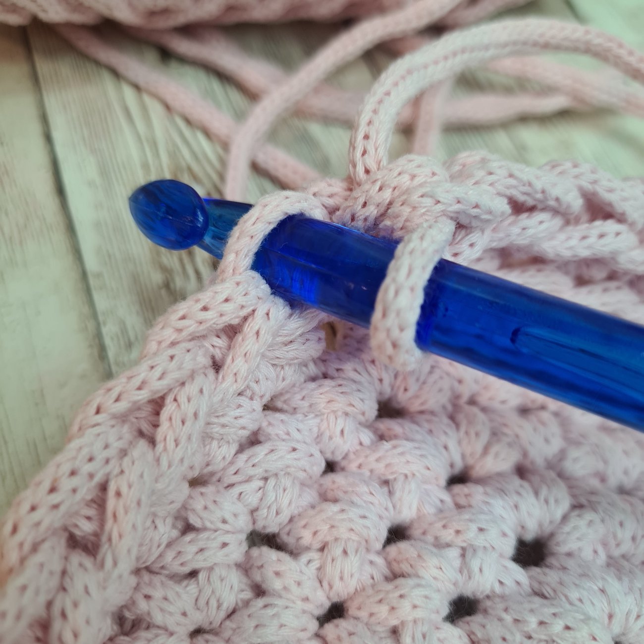 Pastellfarben & Henkelchen: So easy gelingt dein süß gehäkelter Boho-Korb
