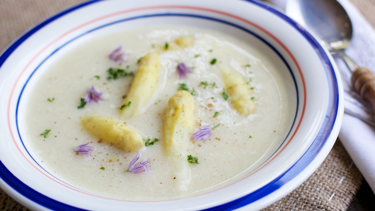 Diese leckere Spargel-Suppe ist in nur vier Schritten fertig