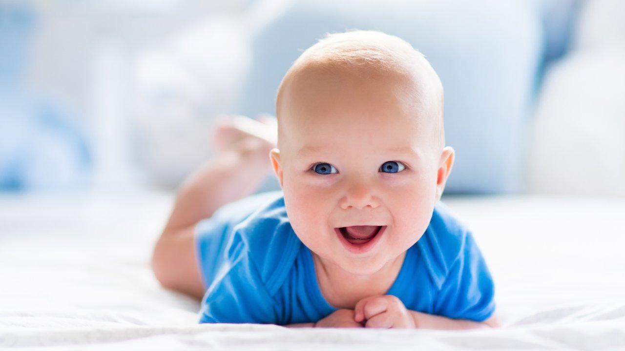 Baby in Bauchlage: Warum diese Lage wichtig für die Entwicklung ist