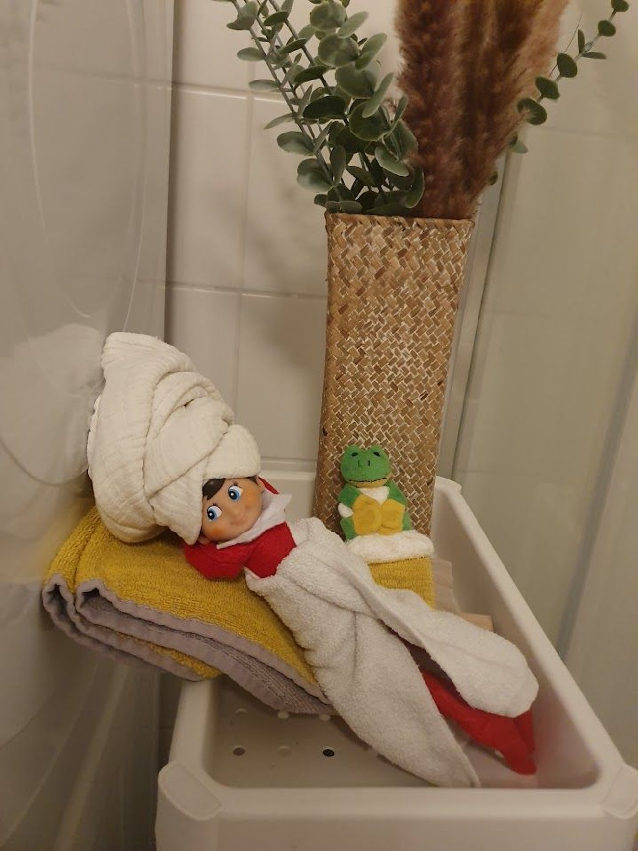 42 Elf on the Shelf Streiche, die deine Kinder zum Strahlen bringen