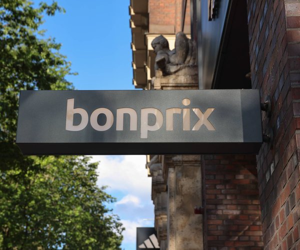 Dieser beerenrote Mantel von Bonprix könnte aus Hermine Granger ...