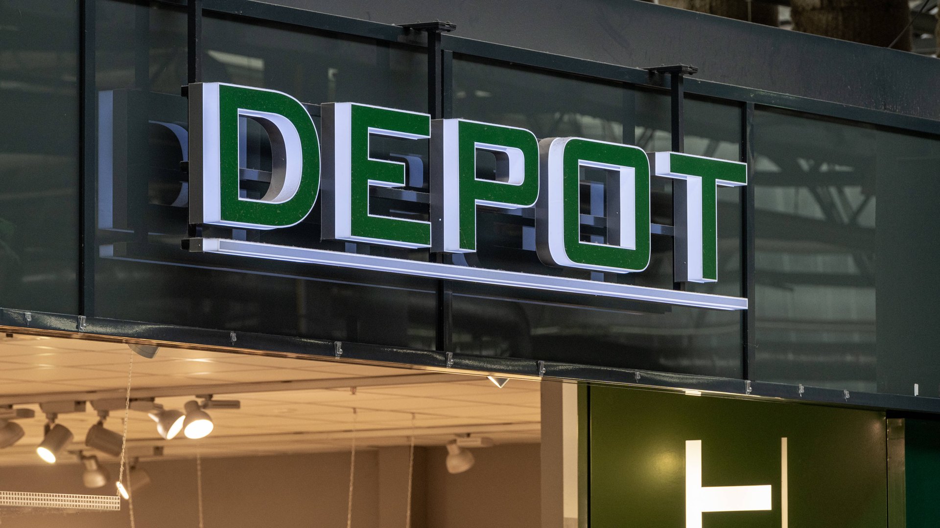 Dieser Beistelltisch von Depot für den Balkon ist ein Blickfang