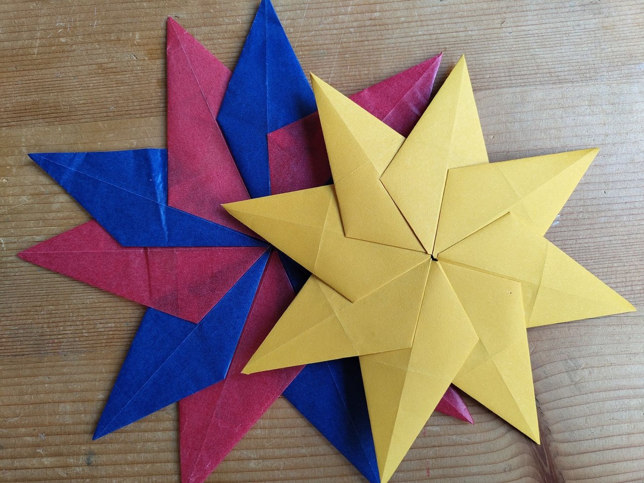 Sterne basteln mit Kindern: 9 zauberhafte Ideen für die ganze Familie