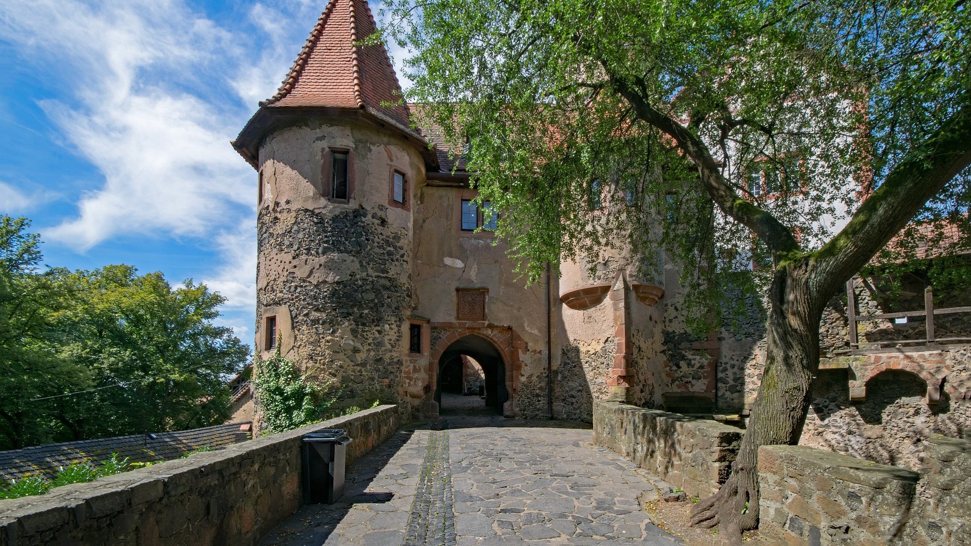 Für kleine Abenteurer: Auf dieser Burg kannst du das mittelalterliche ...