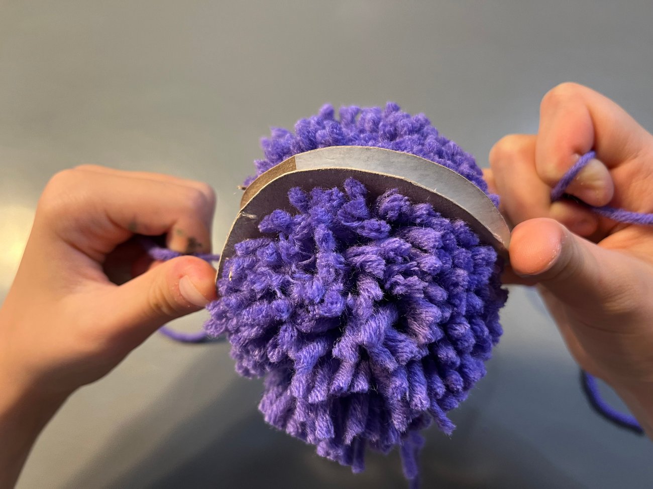 Pompons selber machen: Step-by-Step-Anleitung
