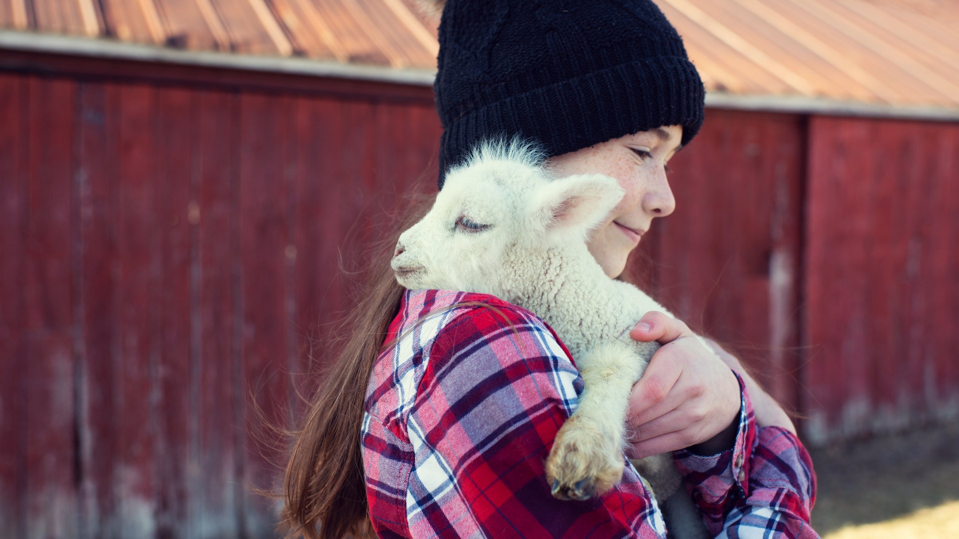 27 wunderschöne Fotos von Kindern mit niedlichen Tieren