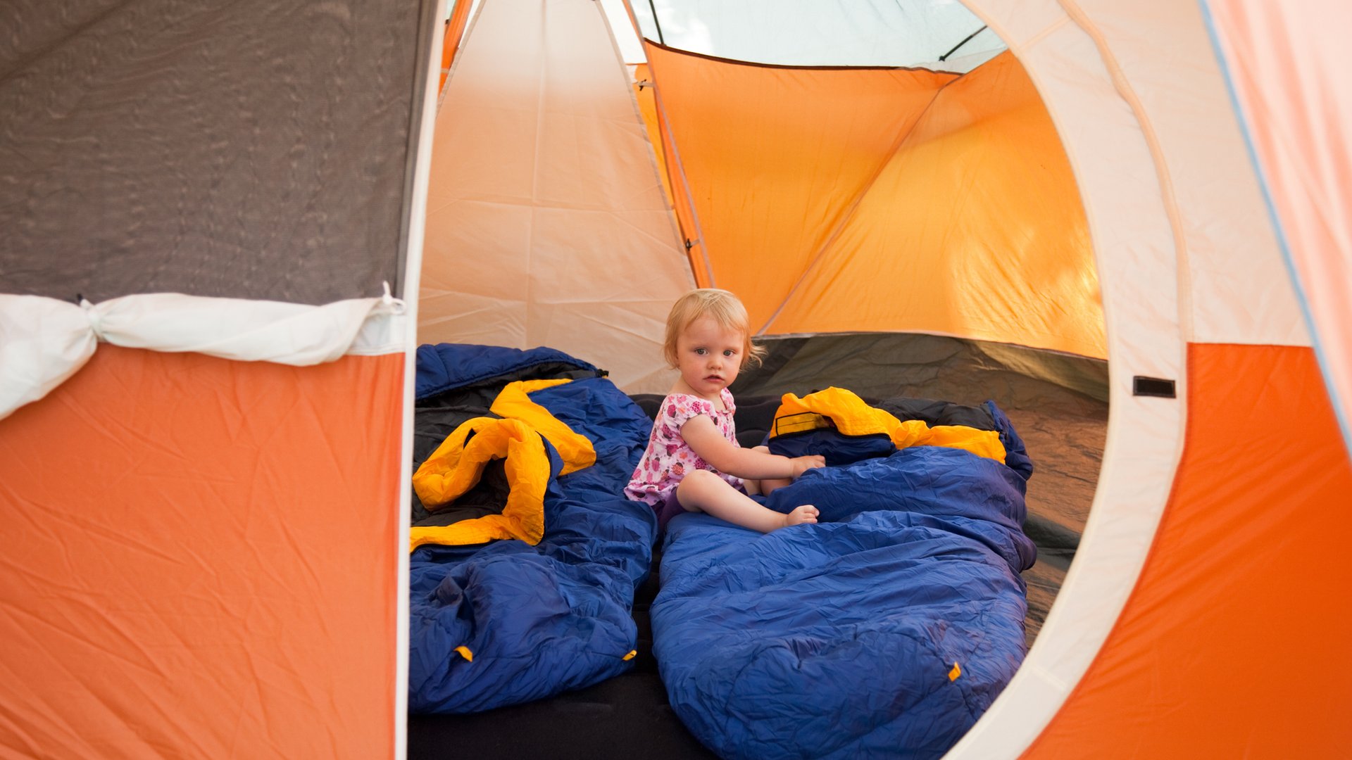 Camping mit Kleinkind? Diese 14 Produkte erleichtern den Urlaub enorm