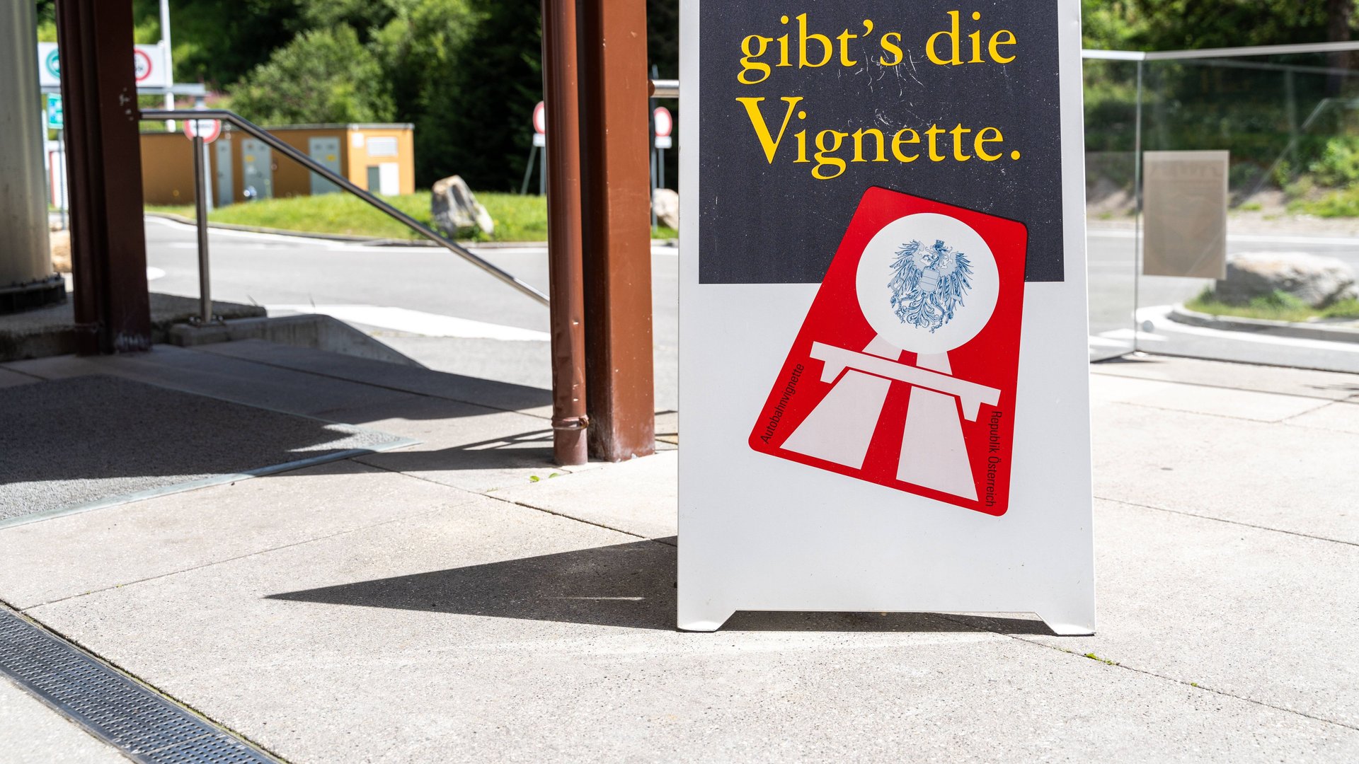 Vignette anbringen leicht gemacht: So gehst du Schritt für Schritt vor
