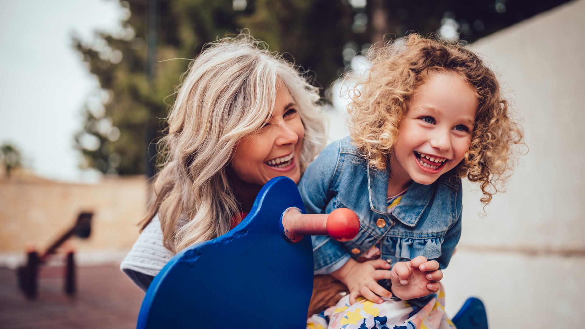 Diese 9 Oma-Sätze prägen Enkelkinder ein Leben lang