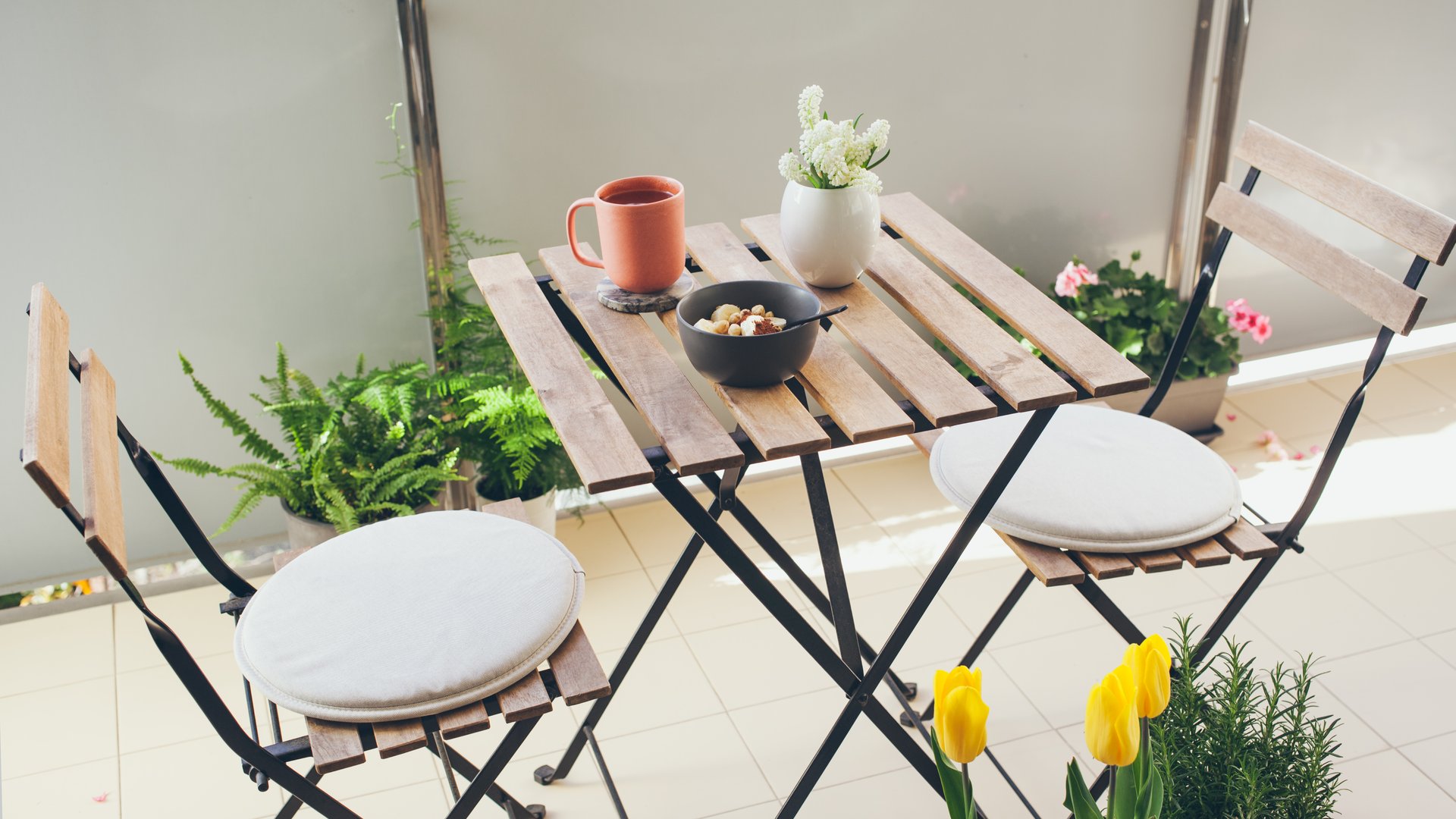 11 Skandi-Ideen, die deinen Balkon sofort nach Sommerurlaub aussehen lassen