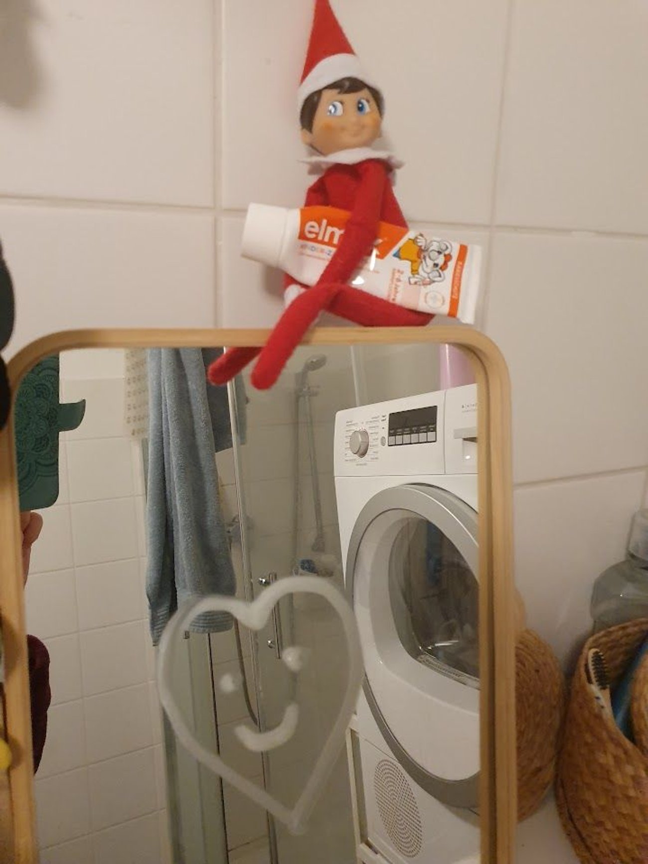 42 Elf on the Shelf Streiche, die deine Kinder zum Strahlen bringen