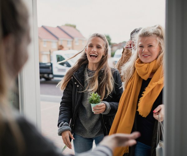 Smartphone-Etikette beim Besuch: Wo liegt die Grenze zwischen höflich ...