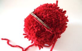 Pompon selber machen: Schnell & einfach bunte Bommel basteln