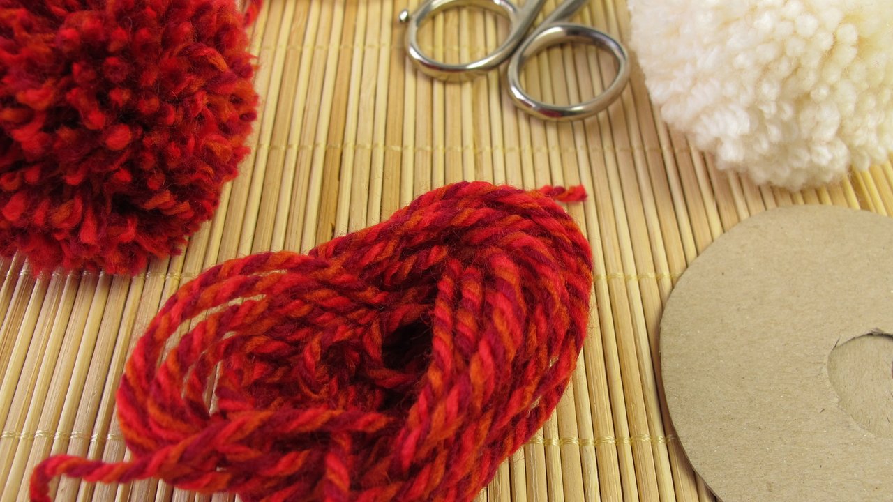 Pompon selber machen: Schnell & einfach bunte Bommel basteln