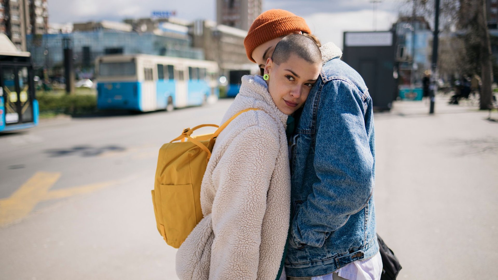 Psychologie: 8 subtile Liebeszeichen, die schweigsame Männer senden