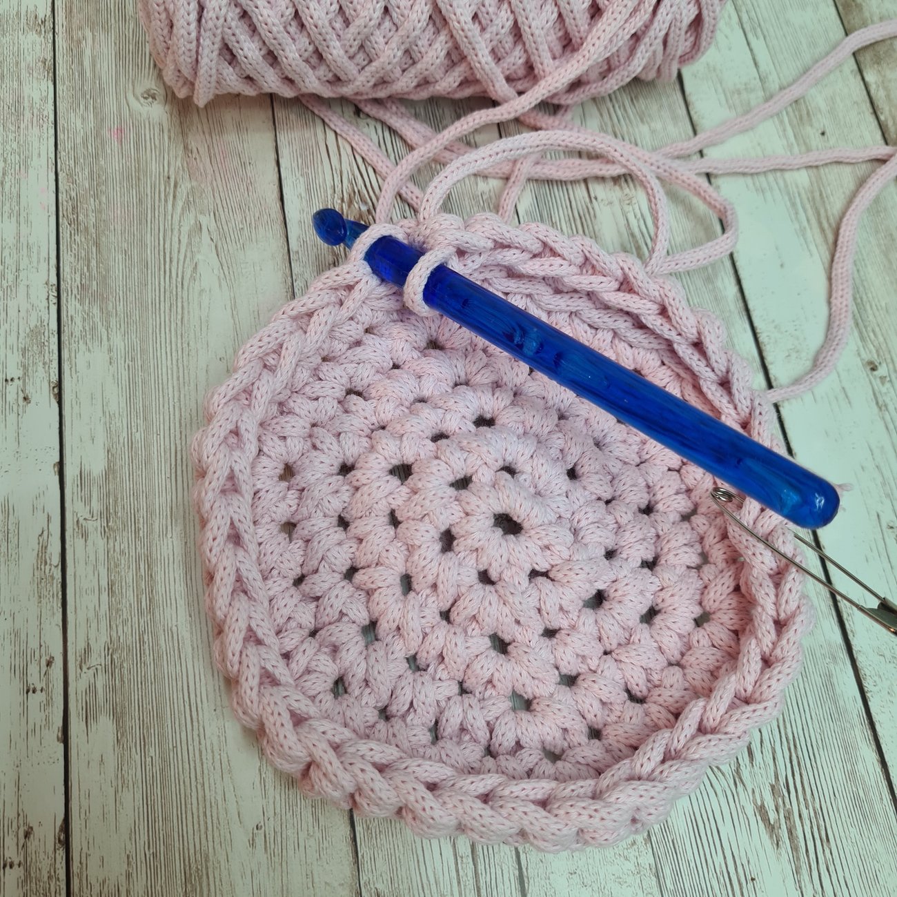 Pastellfarben & Henkelchen: So easy gelingt dein süß gehäkelter Boho-Korb