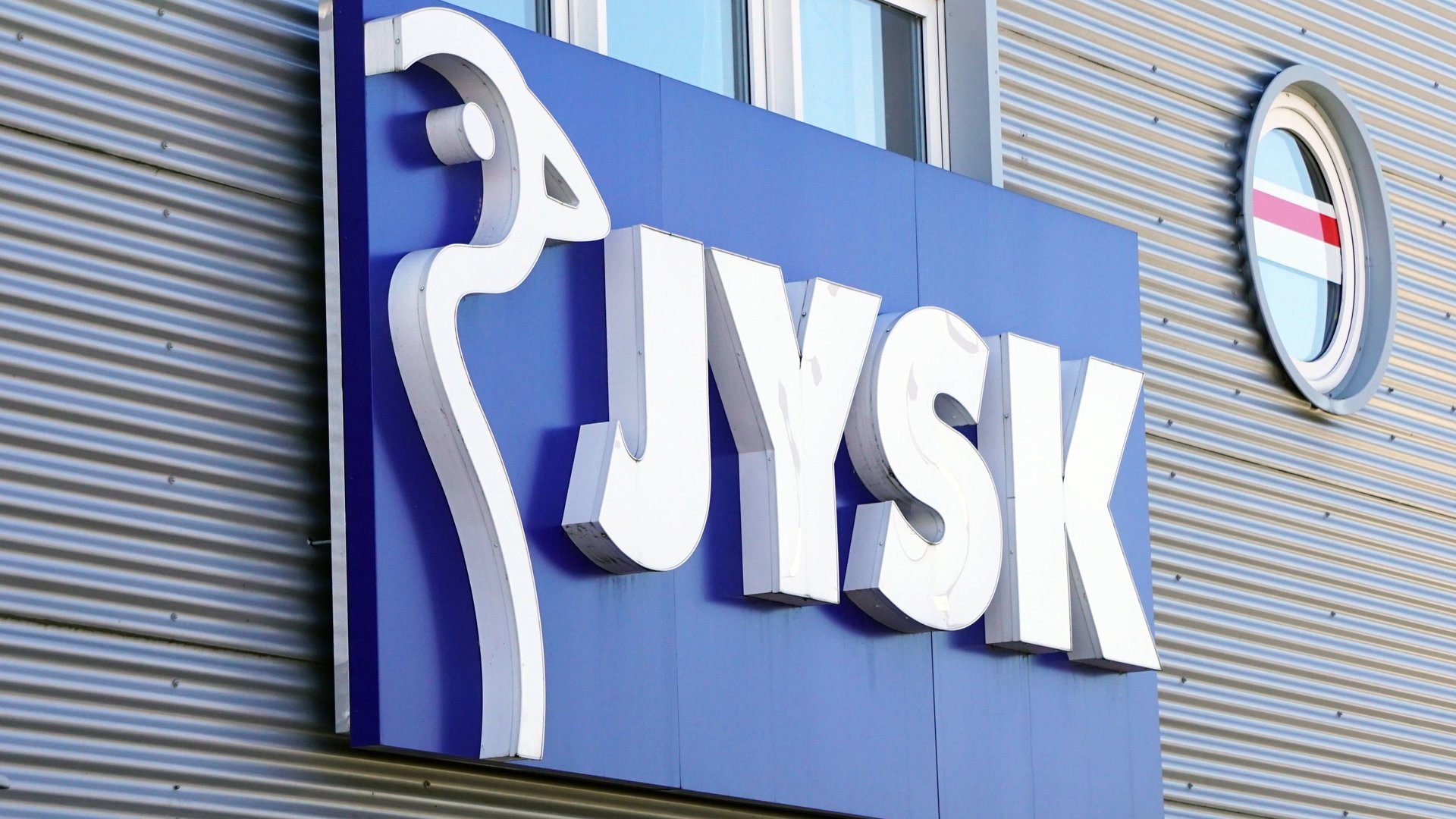 Mini-Balkon? Diese kompakte JYSK-Bank für 50 € ist die ideale Lösung